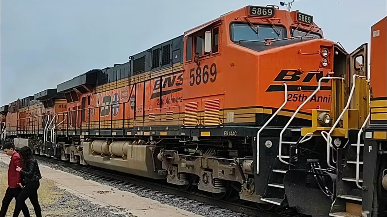 5 🎃s una de Ellas de 25th Anniversary en el DIRTO de BNSF N° 8365, 614 ...