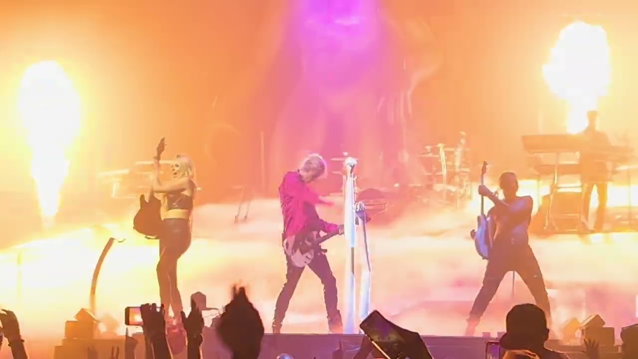 Machine Gun Kelly - "papercuts" - Live in Omaha, NE - YouTube