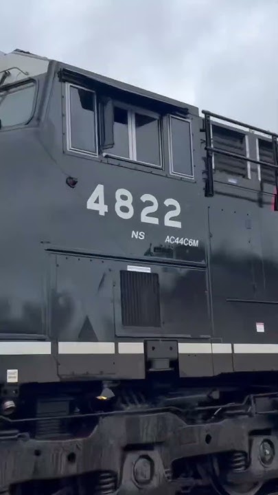 NS 4822 Fly’s by on 28B - YouTube