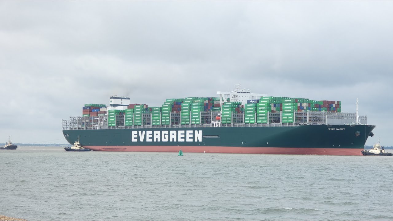 Maiden voyage, Ever Glory arrives to the Port of Felixstowe, 3 Svitzer ...
