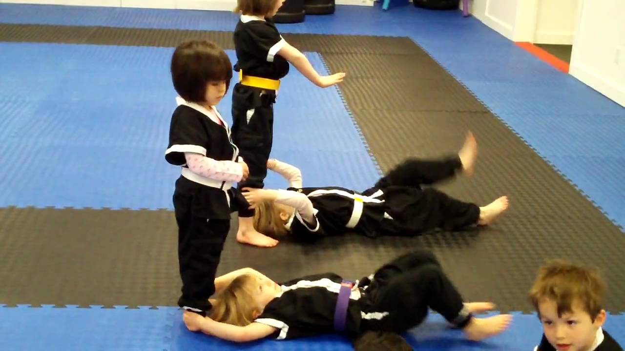 Little Ninjas Leg Raisers - YouTube