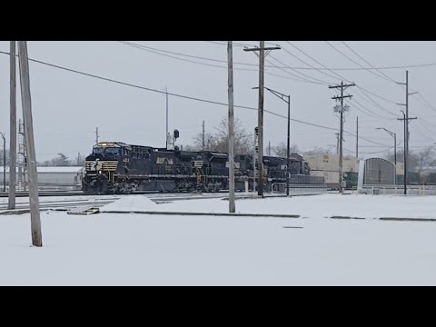 NS 4213 leads NS Intermodal Train North at Hamilton, OH - YouTube