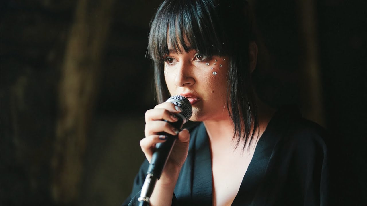 Aria Moon - Versus | The Motans (acoustic cover - raspuns) - YouTube