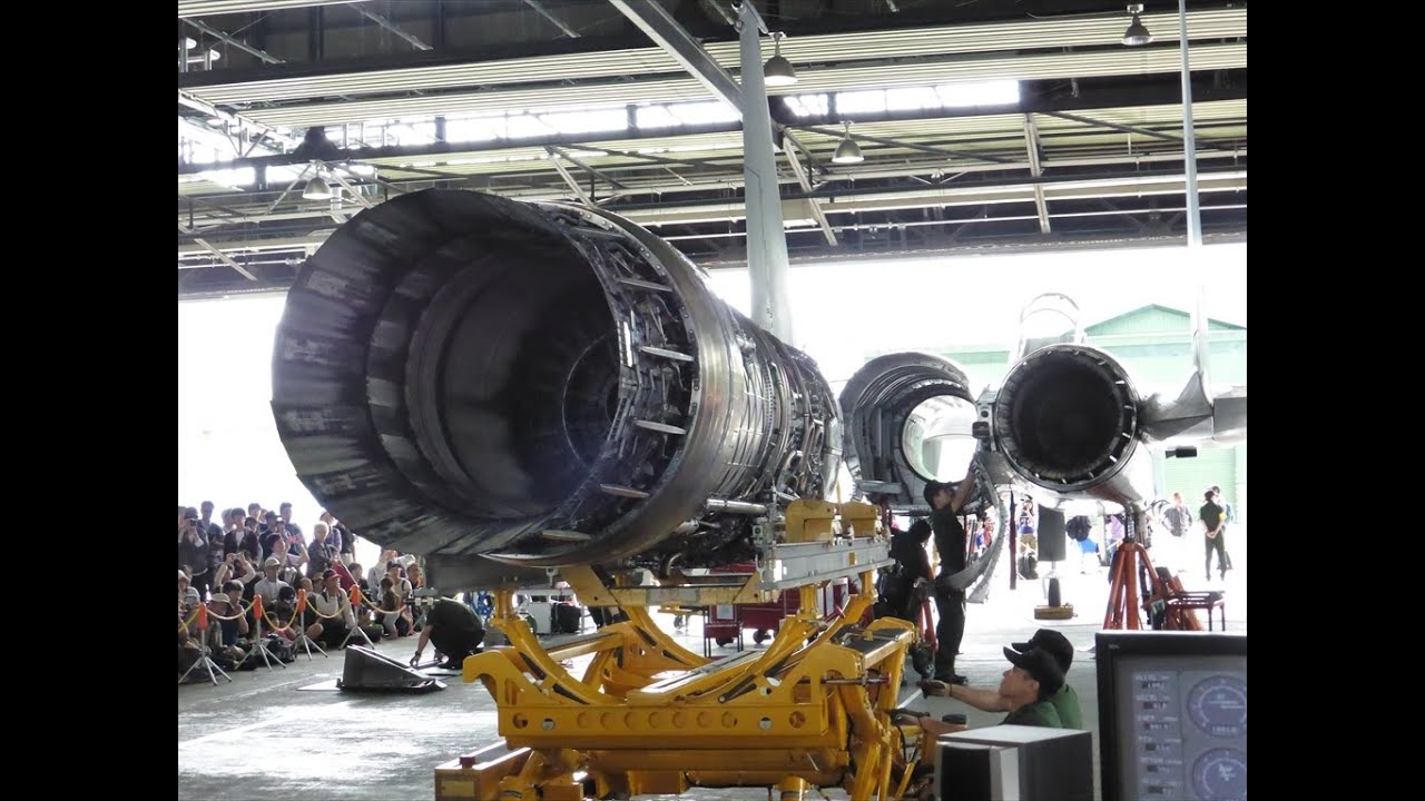 F15戦闘機・エンジン取り外し風景 Working to remove an engine from a F15's airframe ...