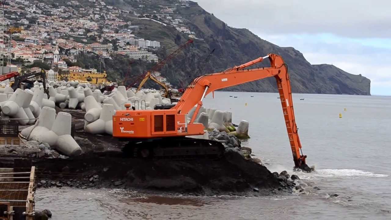 HD - Hitachi Zaxis 670 long reach sorting rocks from sand - YouTube