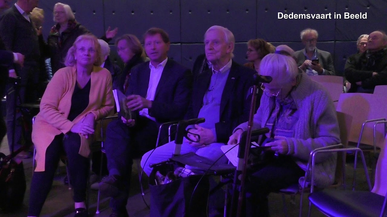 Boek "Omarmd door Faam, vergruisd door fortuin" aangeboden aan familie ...