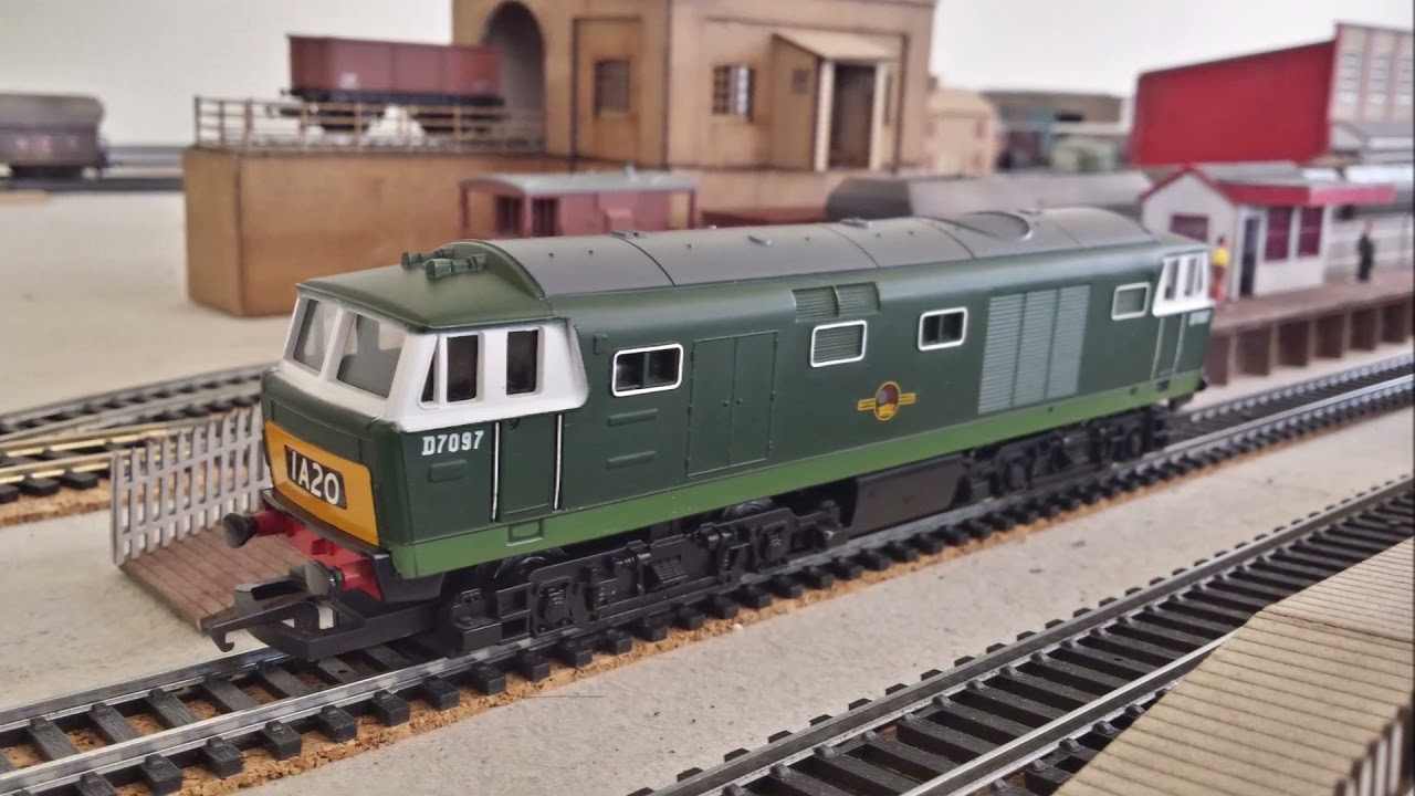 Hornby R335 BR Class 35 Hymek No. D7097 H332291 - YouTube