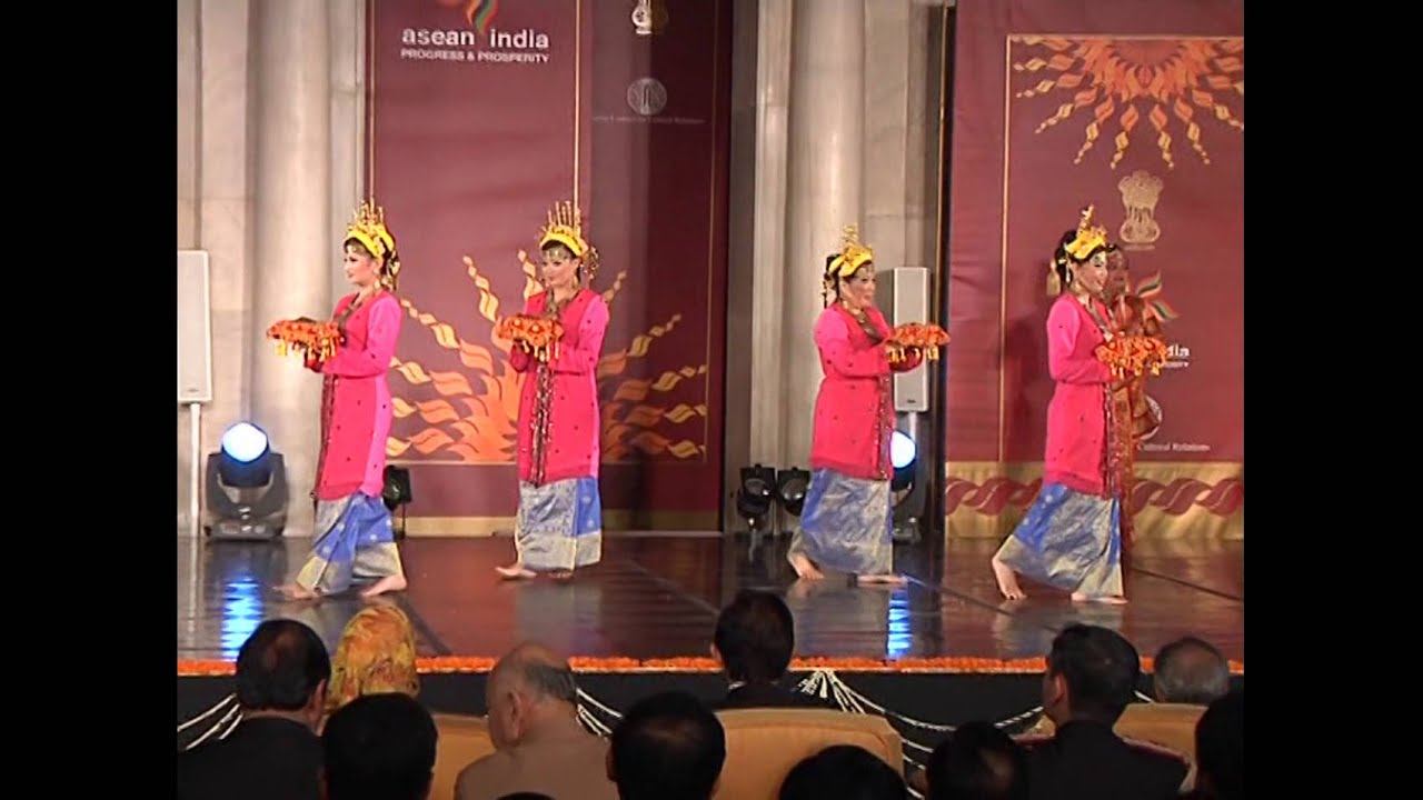 MyanmarTraditional Song- Showing Burmese Best Culture - YouTube