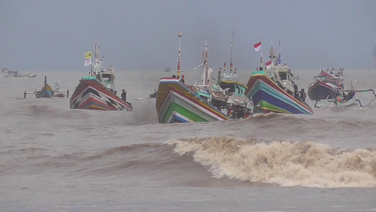 CUACA BURUK// OMBAK BESAR HANTAM PESISIR PUGER DAN NELAYAN PUGER KETIKA ...