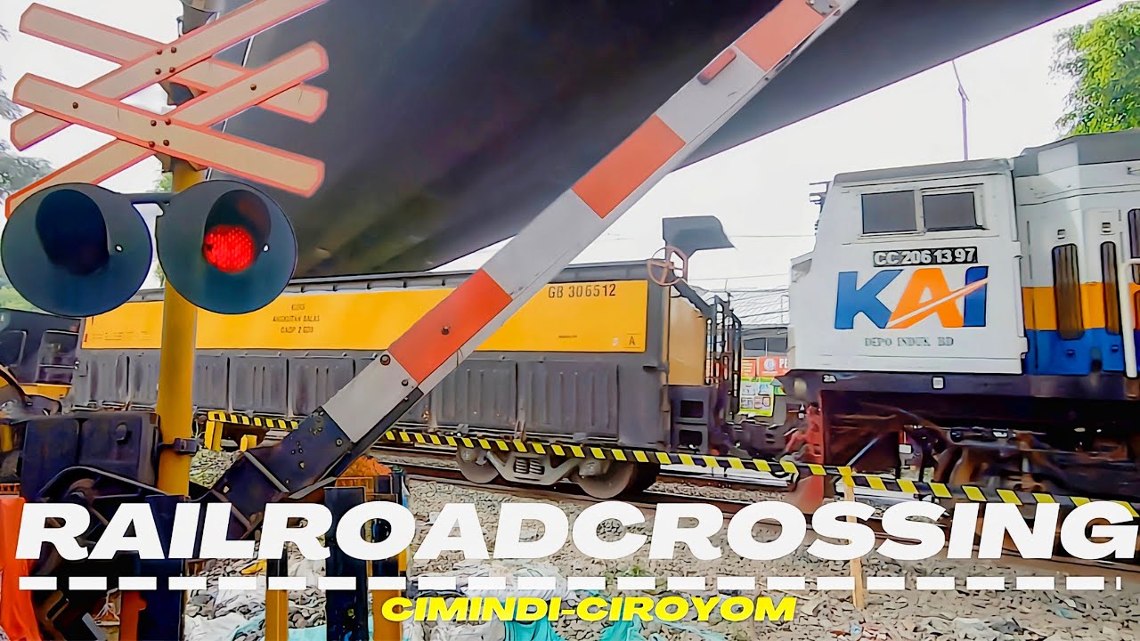 unik dan langka angkutan batu balas lewat palang pintu kereta api ...