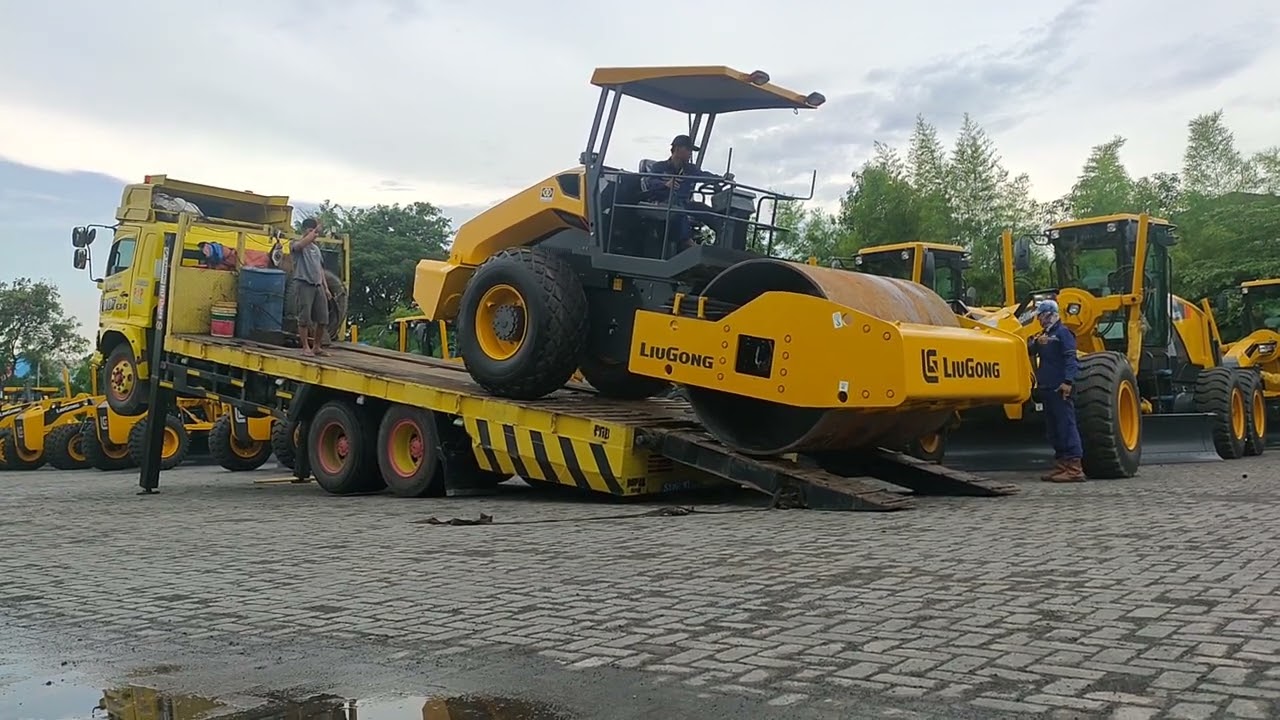 Loading Liugong Vibro Compactor 6611 E #alatberat #liugong #vibro # ...