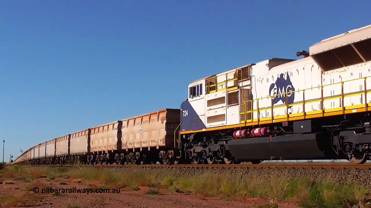 FMG 903-724 head up an empty train. - YouTube