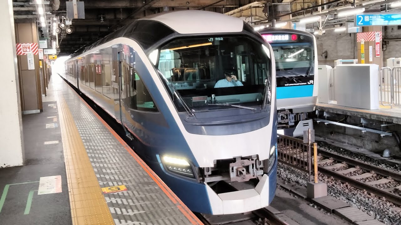 【新宿始発特急サフィール踊り子5号伊豆急下田行きの送り込み回送】E261系RS02編成が回送列車としてサービスミュージックホンを鳴らして大宮駅3番線を発車するシーン(回8015M) - YouTube