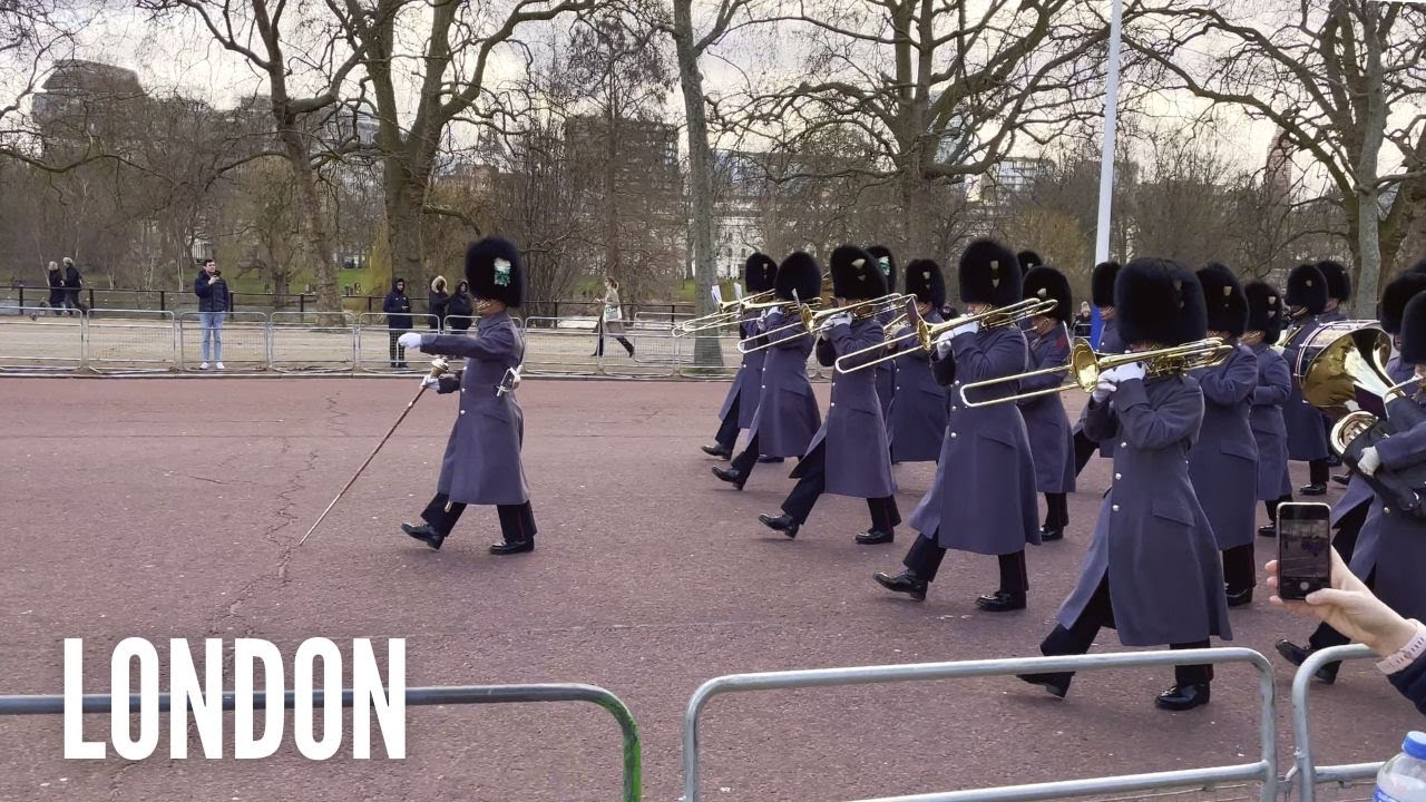 London Walking Tour Buckingham Palace to Trafalgar Square - Marching ...