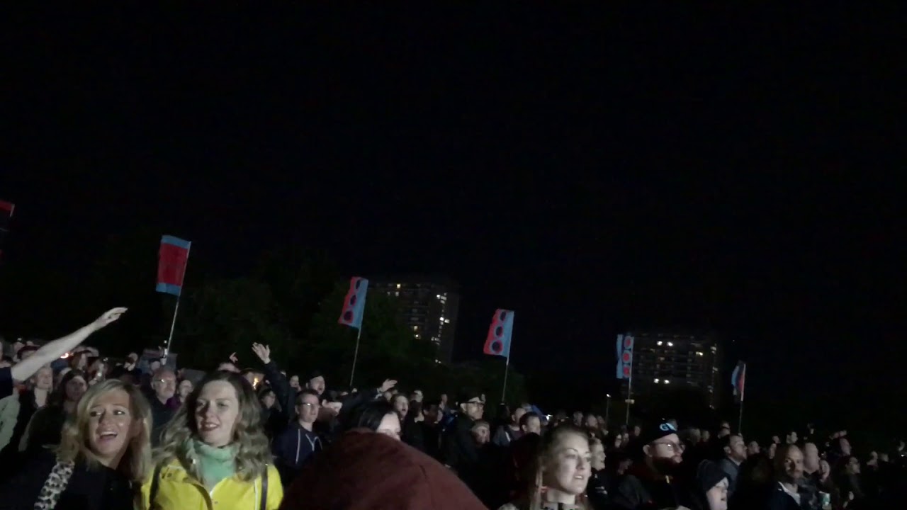 (crowd chanting) Radiohead ♪Karma Police @TRNSMT Glasgow, 7 July 2017 ...