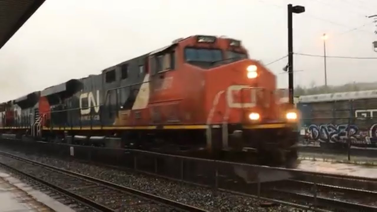 CN Train 384 Aldershot go station - YouTube