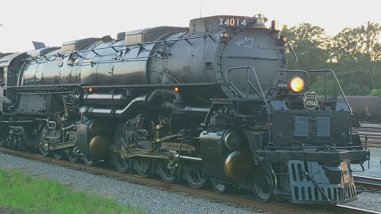 UP BIG BOY 4014 ROLLS INTO SHREVEPORT BLOWING POWERFUL WHISTLE - YouTube