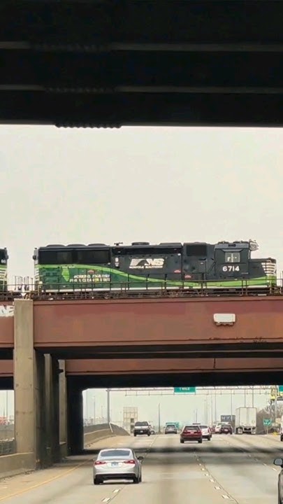 NS 6714 sits on the bridge at Lafayette Avenue! - YouTube