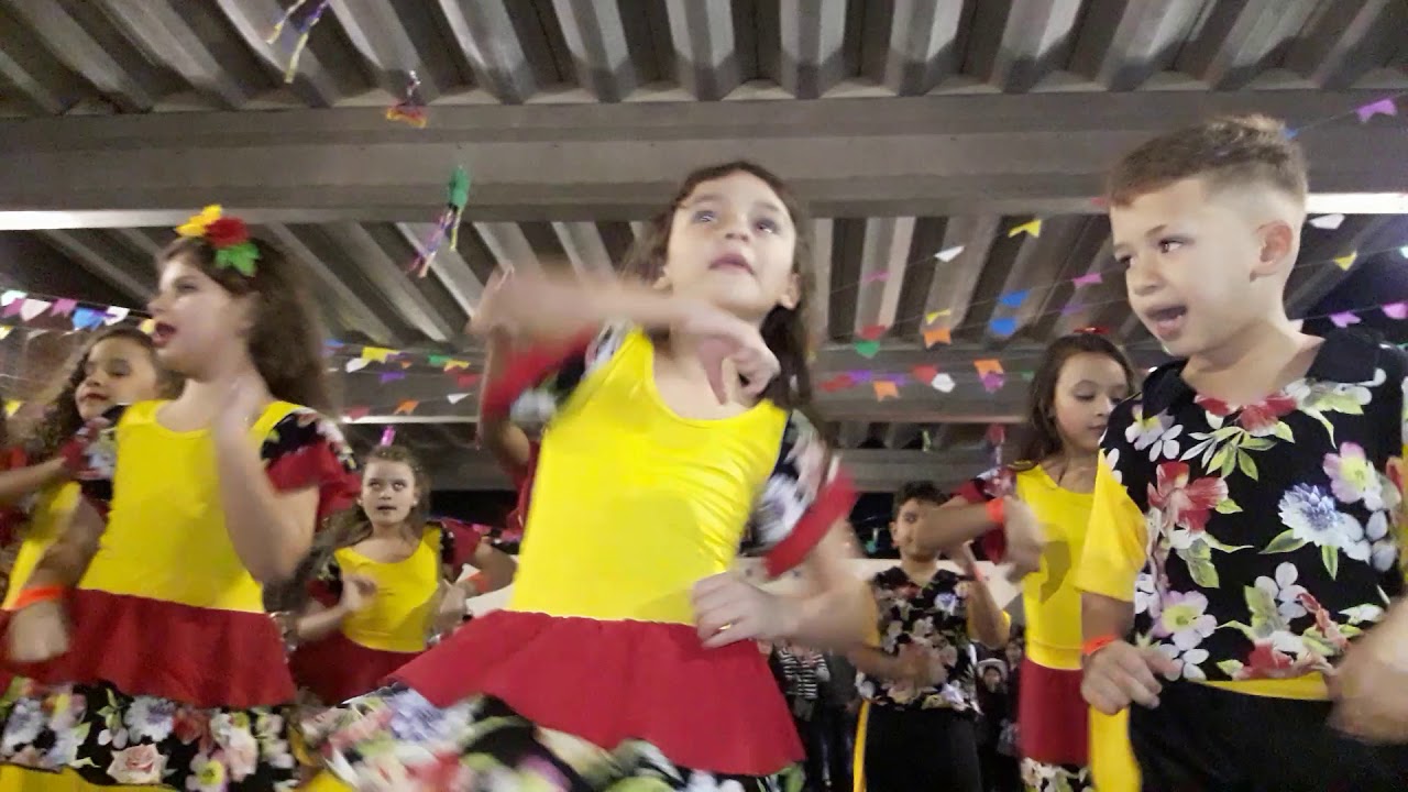 Maria Fe dançando lambada. - YouTube