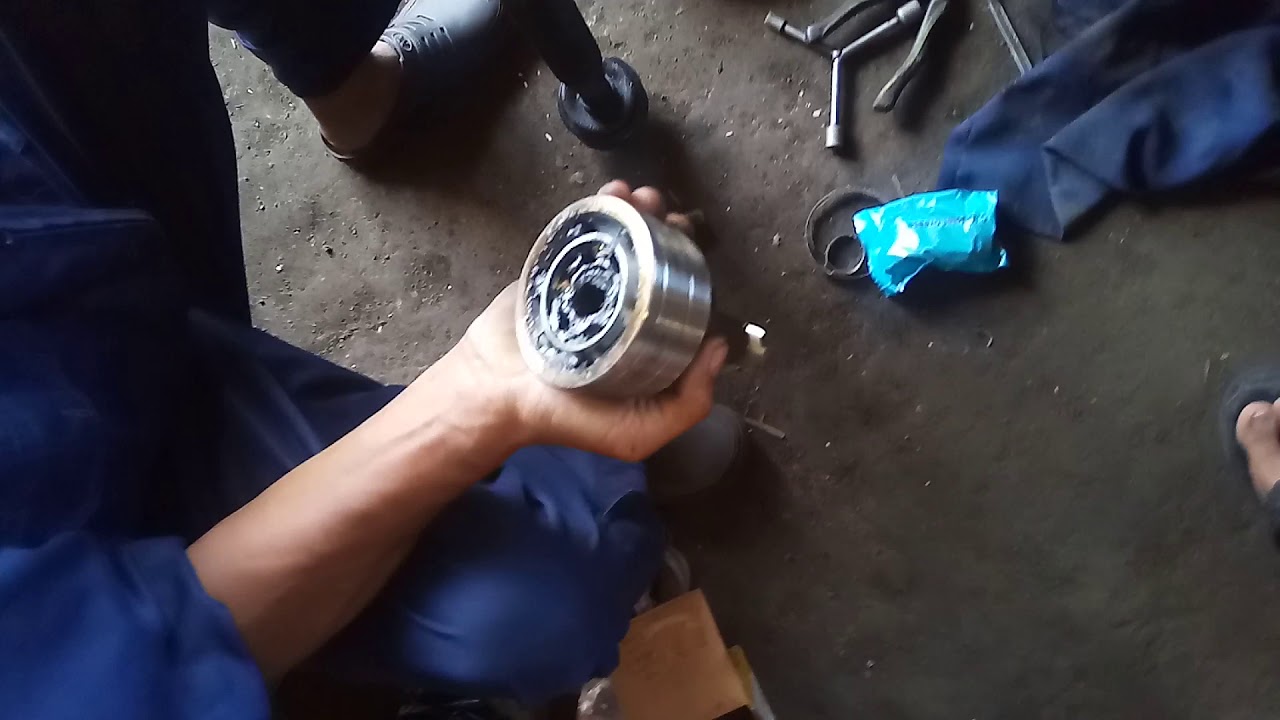 Cara Mengganti C.V.Joint/Laher Sumbu As Roda Depan Mobil Sedan - YouTube