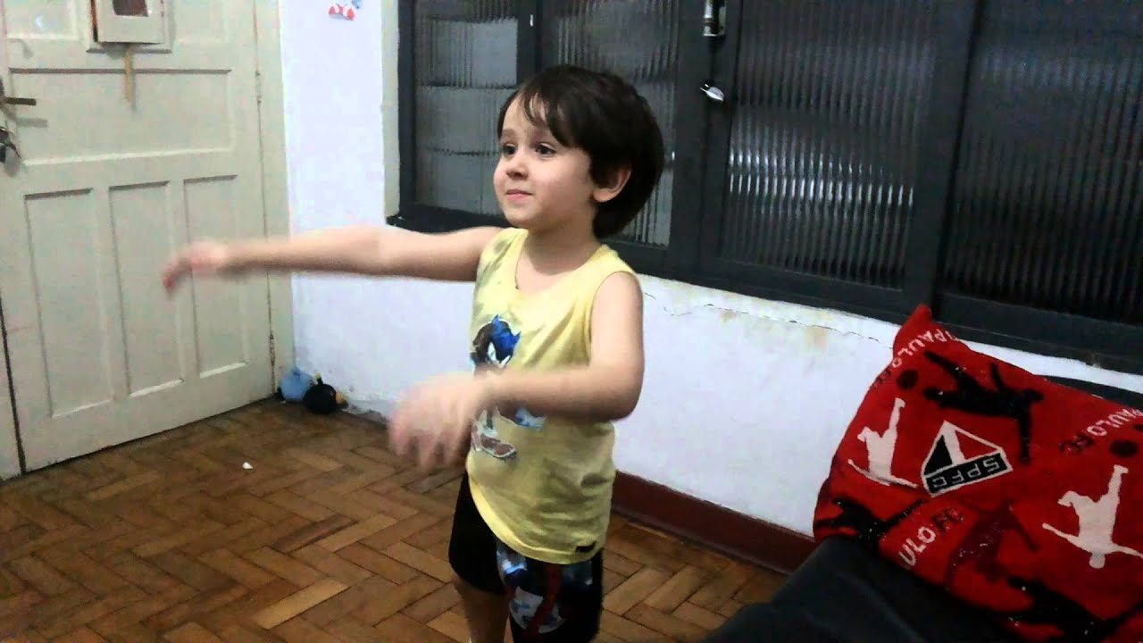 Kaio dançando M. Jackson com Kinect - YouTube