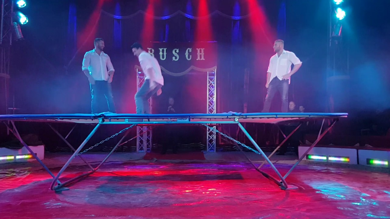 Die Gebrüder scholl mit ihrer Trampolin Nummer im Circus Danny Busch ...
