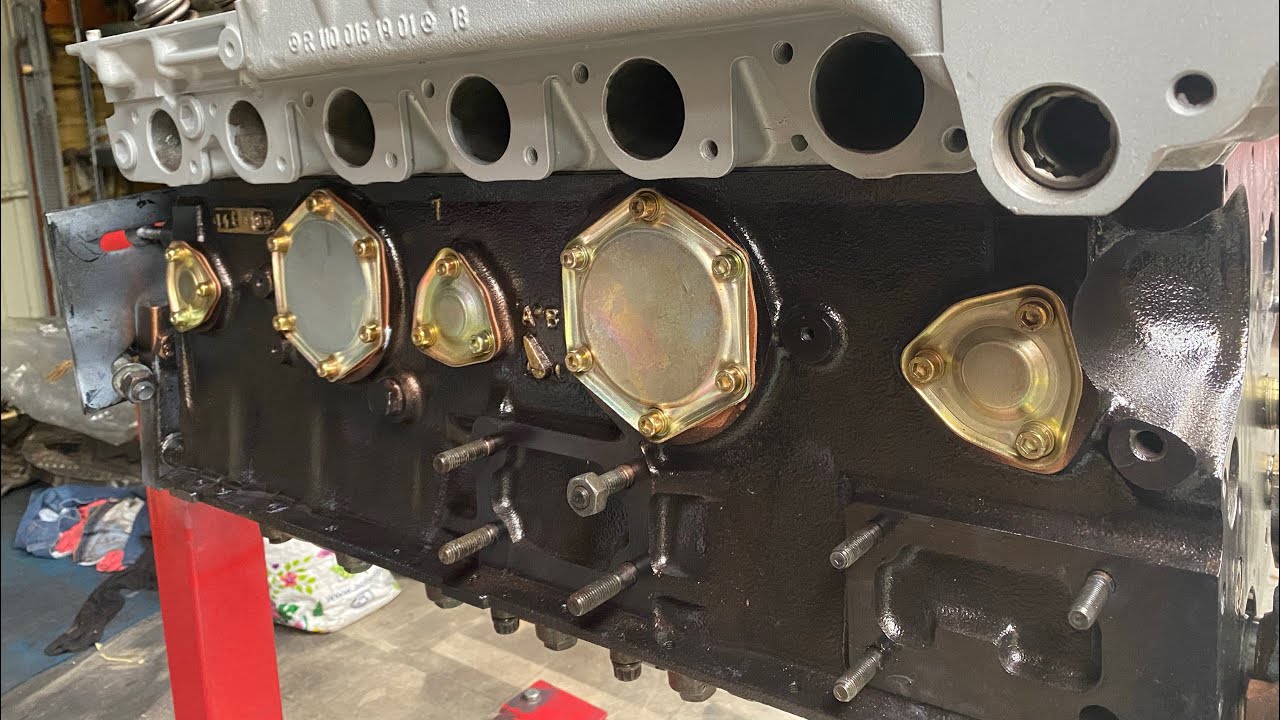 The legend M110 280 mercedes engine straight-six clean painted ...