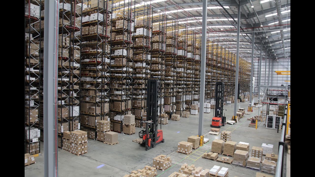 Customer experience - Hachette UK - Linde VNA trucks - YouTube