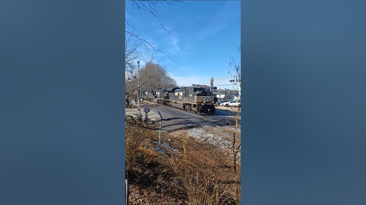 Nice! EMD SD70ACe "Glides thru downtown" LONG Grinding Burst! Norfolk Southern #1032 -#154 ...