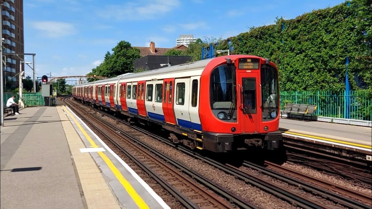 District Line S7 Stock 2021/District Line S7 Stock Train Arriving ...