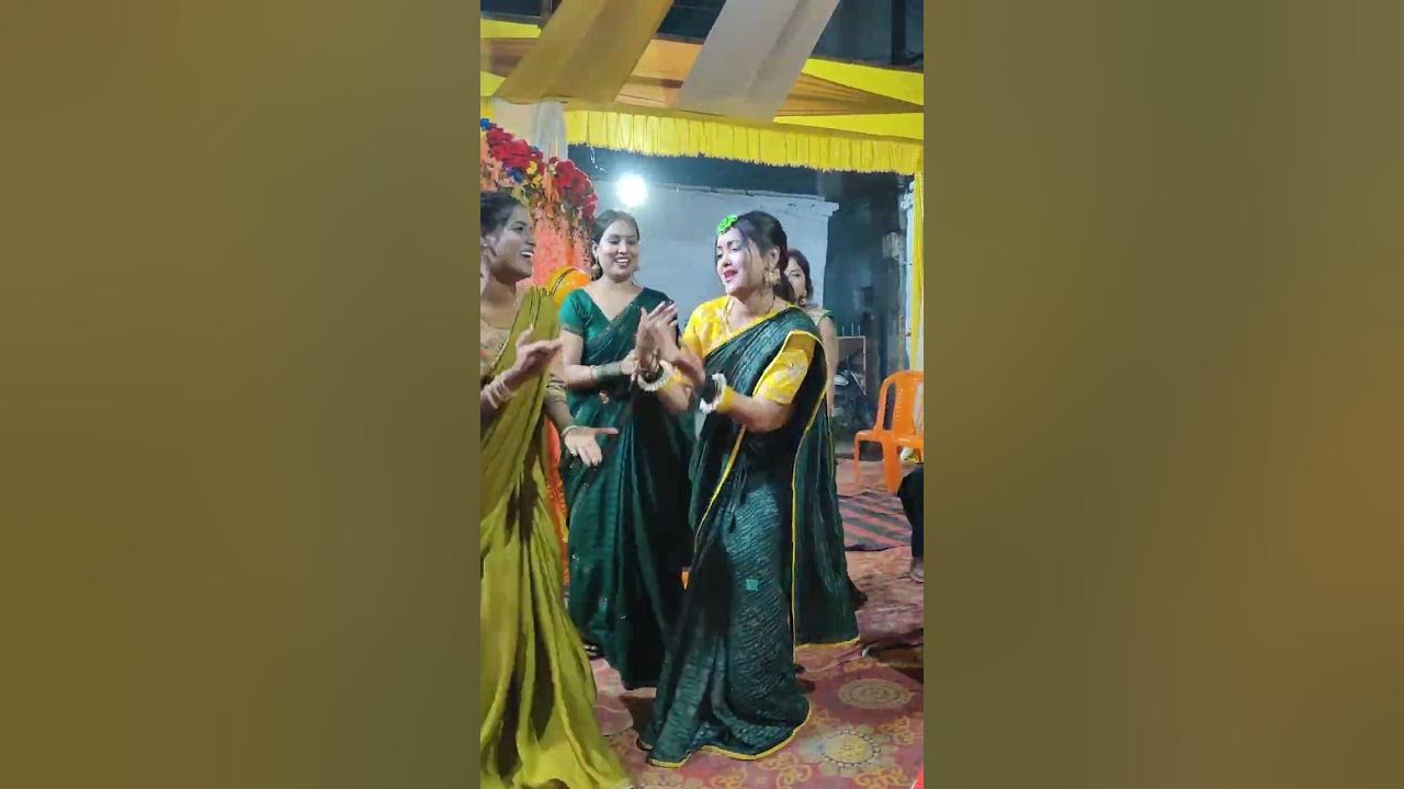 Ganna Bech Ke Chumma Lehab Baisakh Me || viral Dance Video || Bhojpuri Shadi Dance - YouTube