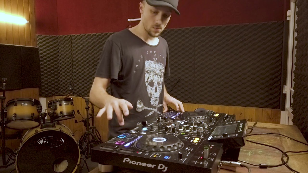 Sampleando na XDJ RX2 - YouTube