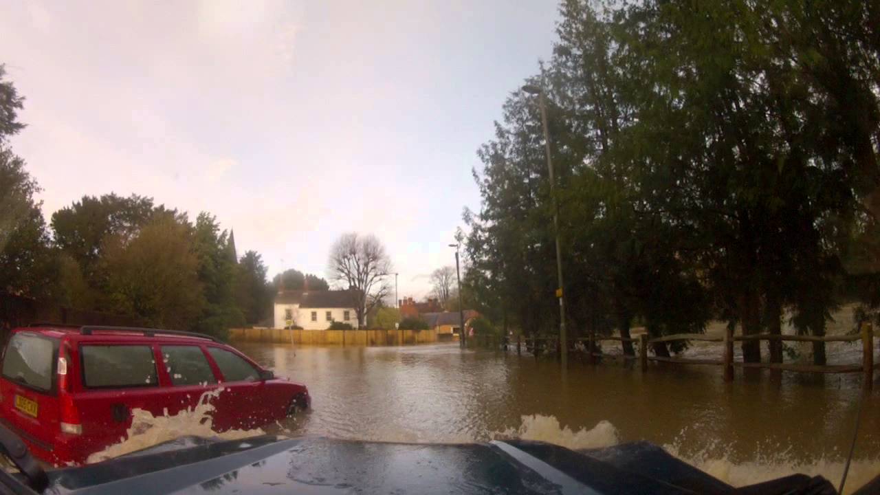 24th December 2013 Cobham Floods - YouTube