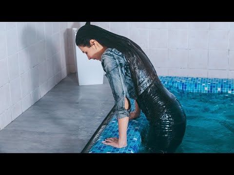 WET DENIM STYLE: PRETTY OLA JUMPS INTO THE POOL FULLY CLOTHED [WETLOOKER ID: b51-ola5]