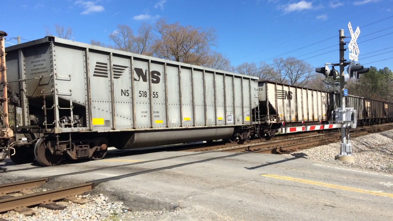 UP 6595 (GE AC44CW) leads NS 820 - YouTube