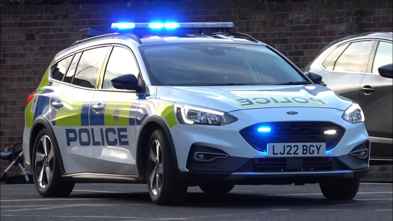 Surrey Police, Ford Focus Active’s on blue light driver training runs ...