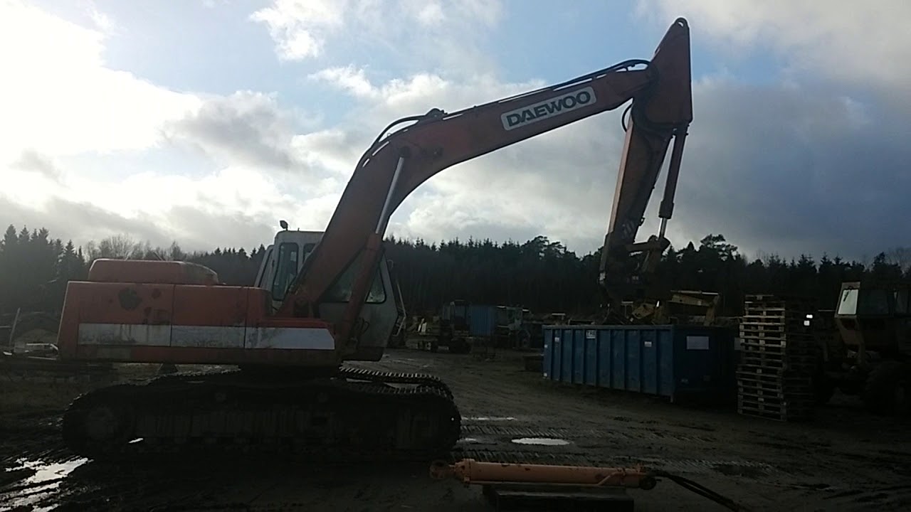 Daewoo 220 LC - YouTube