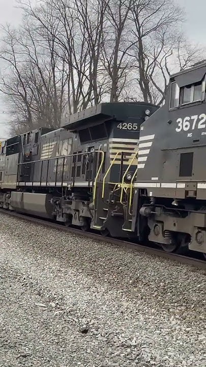 FOUL K5LLA ON AN SD70ACe! #train - YouTube