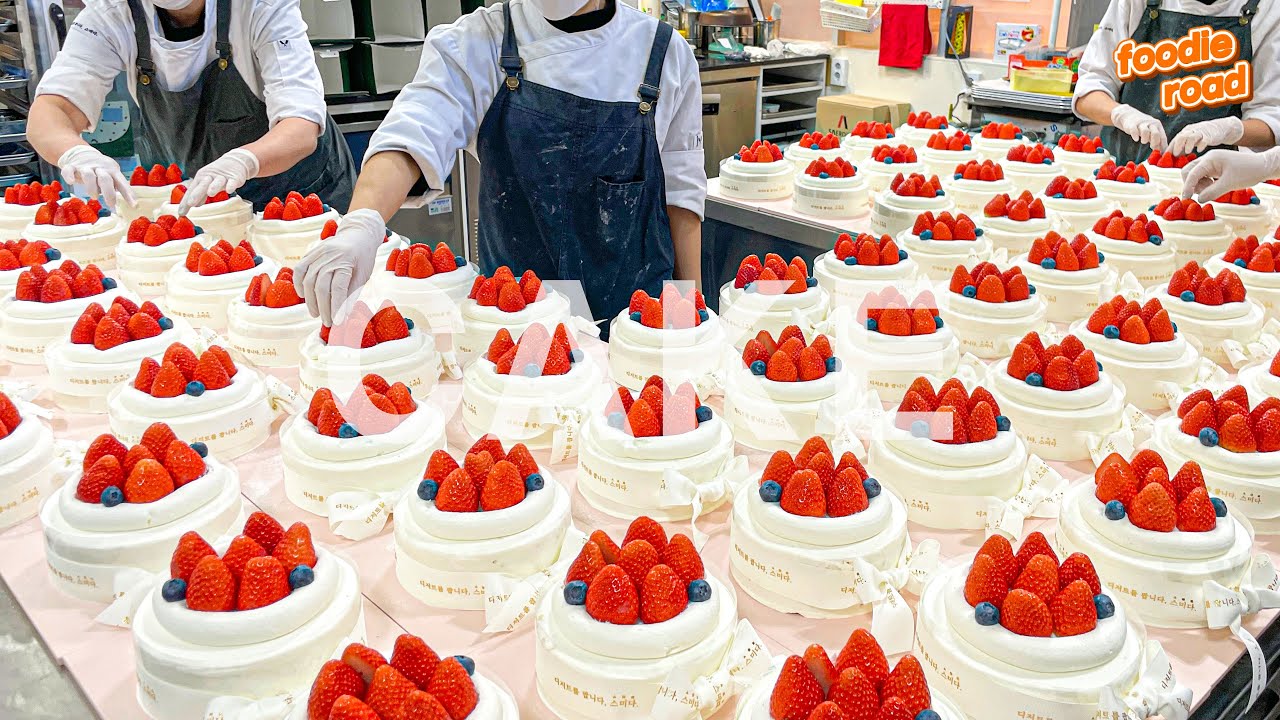 예약 주문 폭주!! 하루에 800개씩 팔리는 딸기폭탄 생크림 딸기 케이크 / Master of cake making in ...