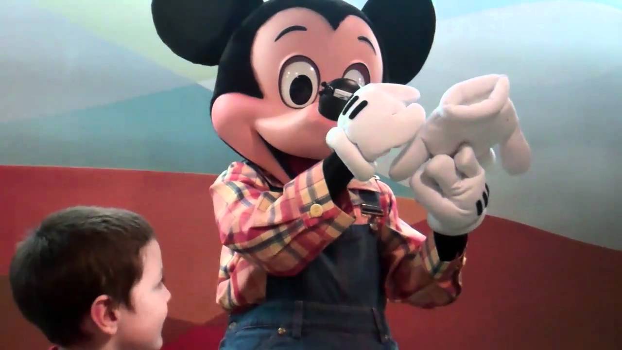 Disney Vacation 2010: Mickey Mouse Signs Autographs at Garden Grill ...