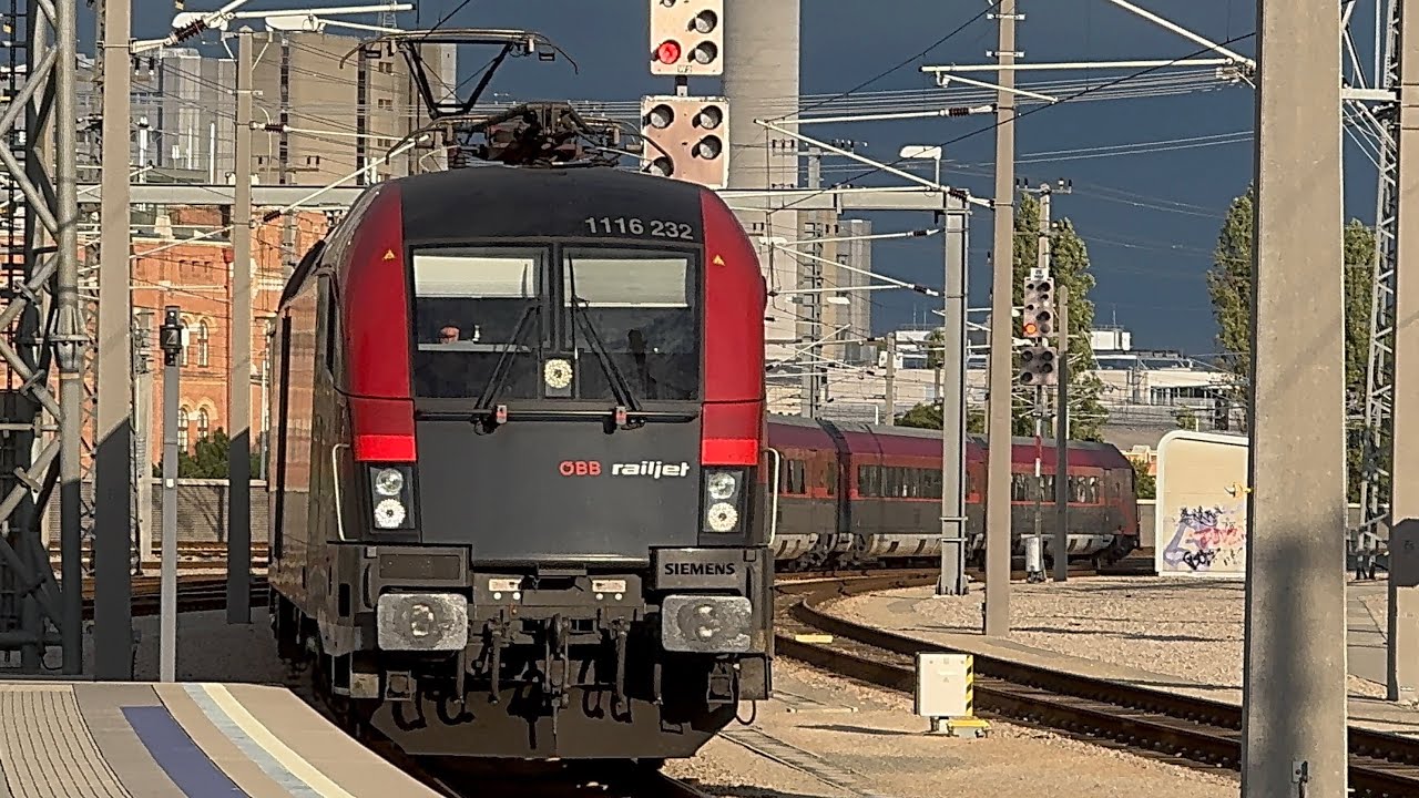 Einfahrt ÖBB RJX 868 Flughafen Wien - Innsbruck Hbf in Wien Hbf (23.08. ...