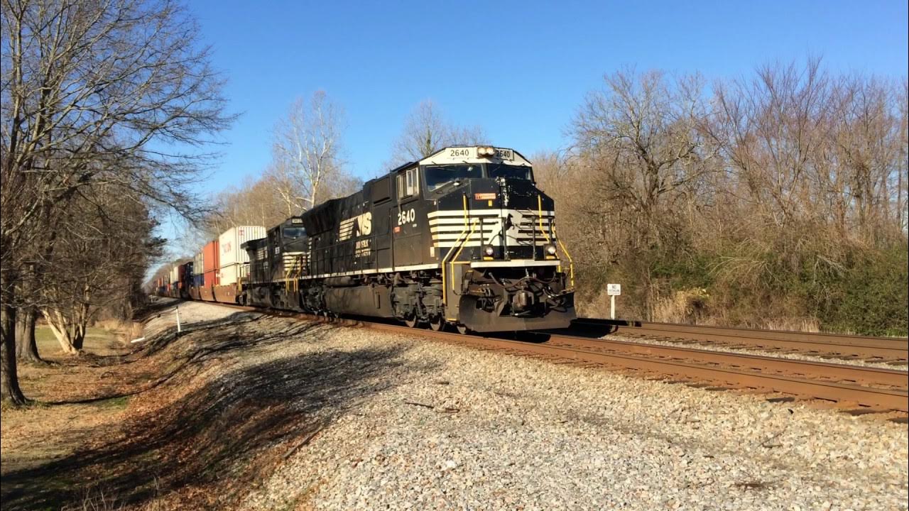NS 2640 (EMD SD70M) leads NS I28 - YouTube