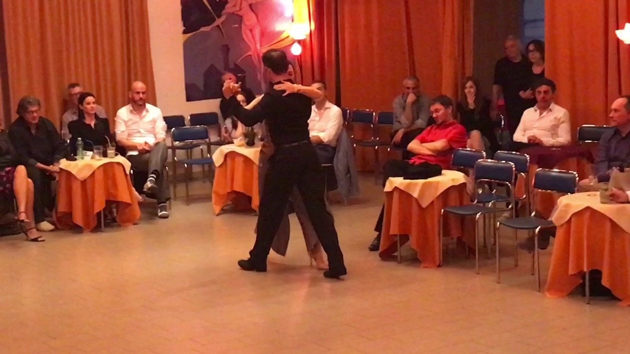 Le Reina è Angela che balla con Enrico - 8 aprile 2017 - YouTube