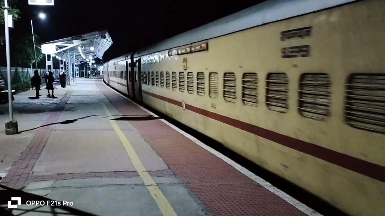 17411 MUMBAI KOLHAPUR MAHALAXMI EXPRESS DEPARTING FROM SATARA (STR) - YouTube