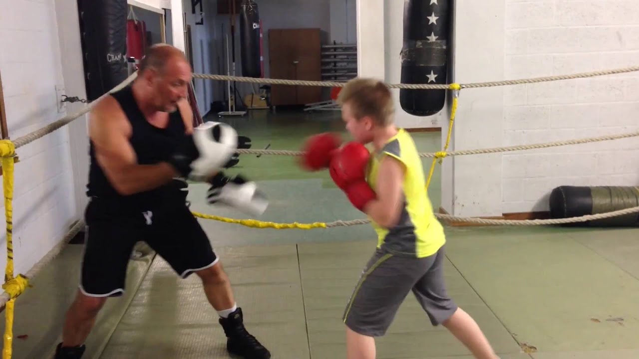 [Boxing Club Licata] Dario 9 ans avec Angelo Licata - YouTube