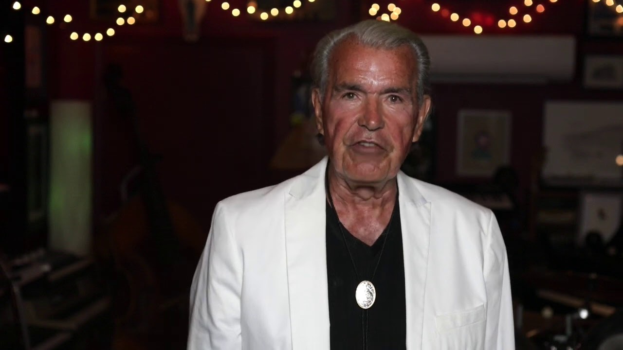 Bob Schneider Sr. sings La Vendetta from The Marriage of Figaro - YouTube