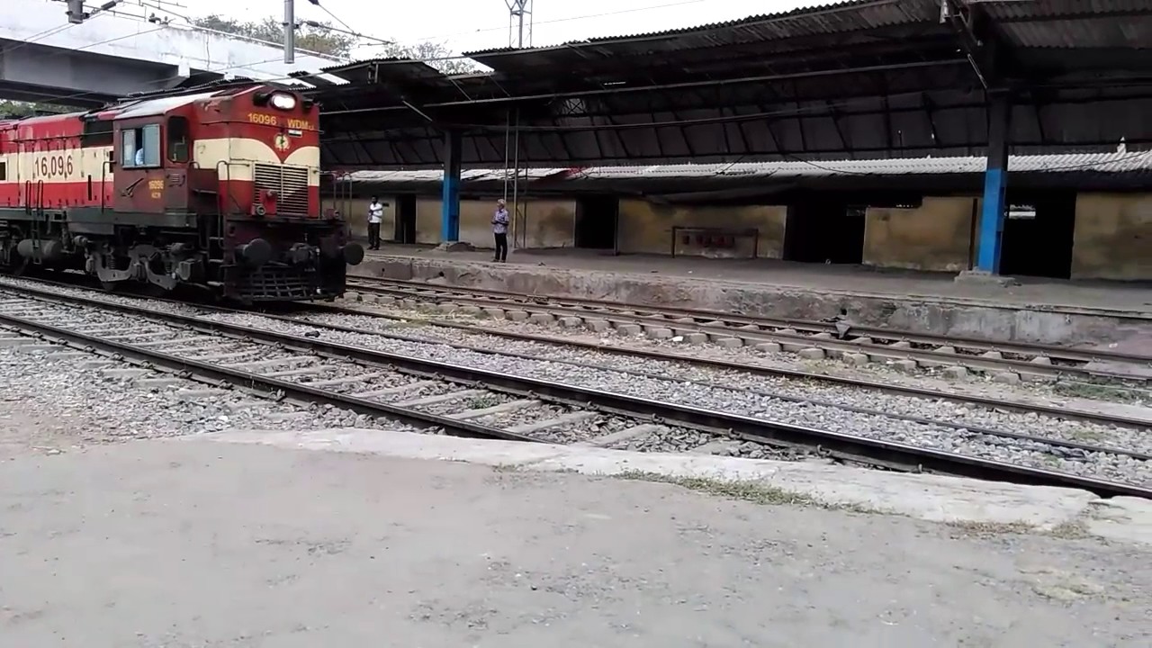 JHANSI WDM3A EX 'AGRA' {16096} WITH CHAURI-CHAURA EXPRESS ENTERING AT ...