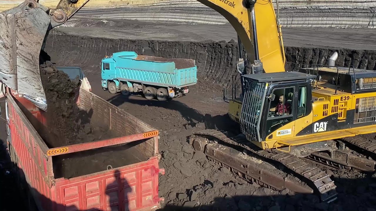 Caterpillar 365C Excavator Loading Coal On Trucks - Interkat SA - YouTube