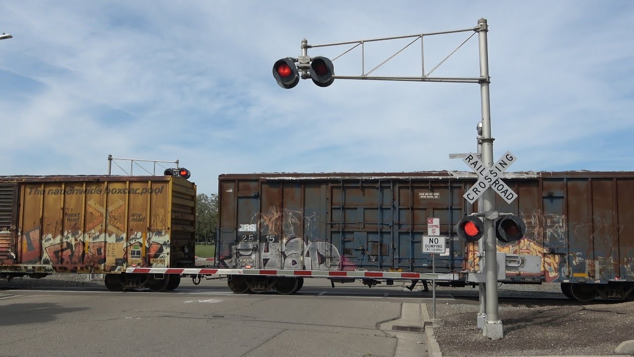 UP 1522 Tracy Turn Local - Gandy Dancer Dr. Railroad Crossing, Tracy CA - YouTube