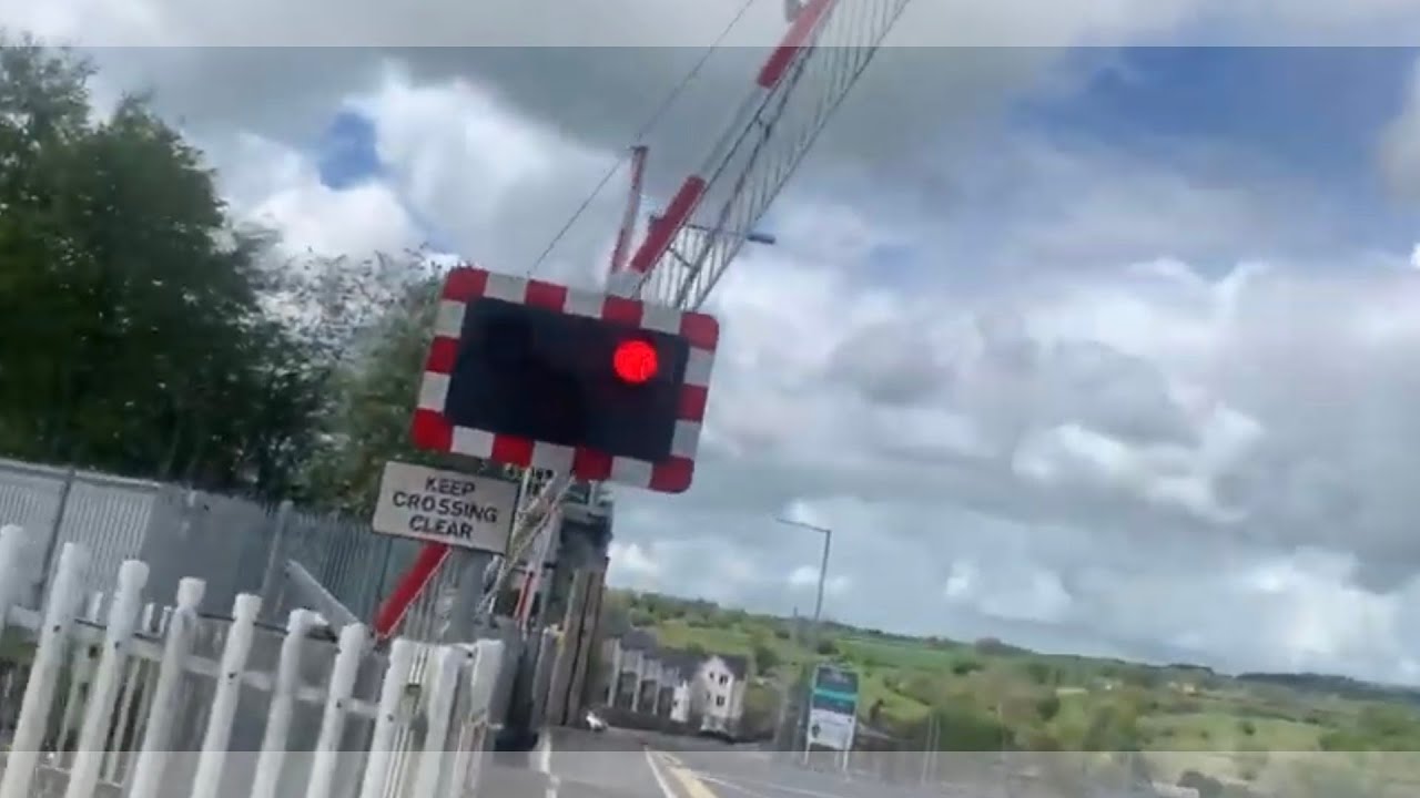 *broken radar flaps* Brierfield station level crossing, Lancashire (16. ...